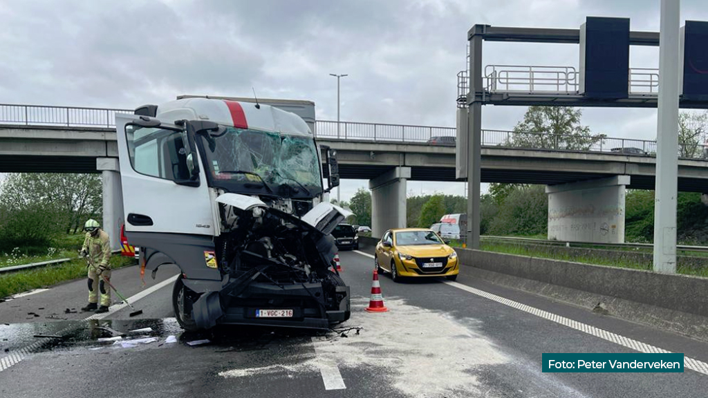VIDEO: E313 versperd na ongeval met vrachtwagens in Geel-Oost | RTV