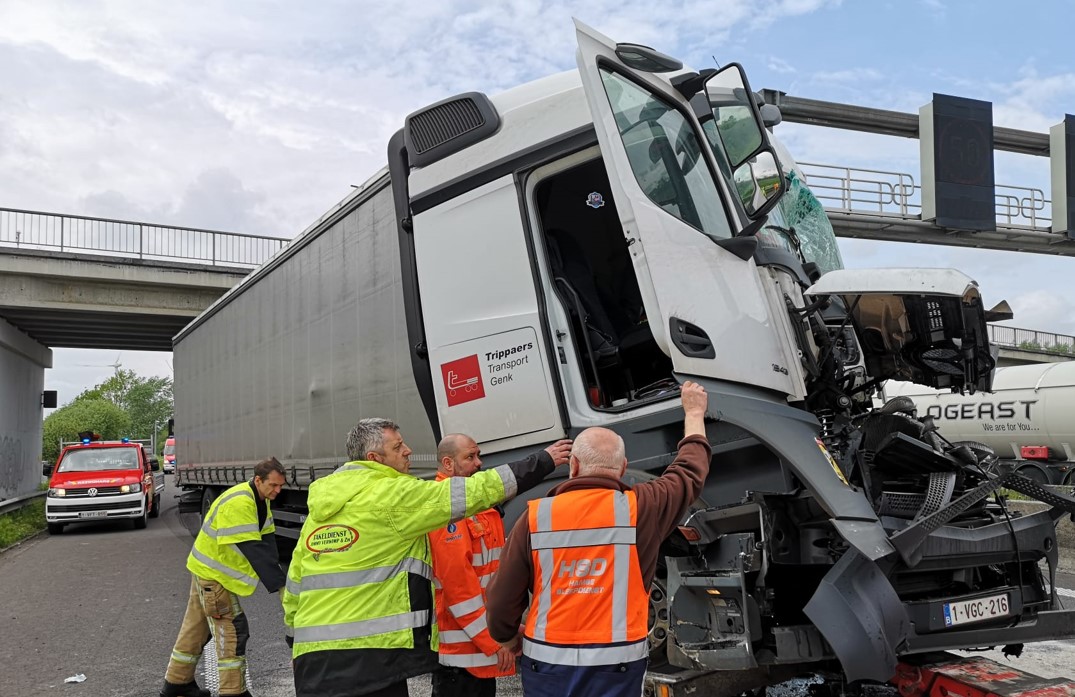Ongeval met vrachtwagens op E 313 zorgt voor veel hinder | RTV Ongeval met vrachtwagens op E 313 zorgt voor veel hinder | RTV