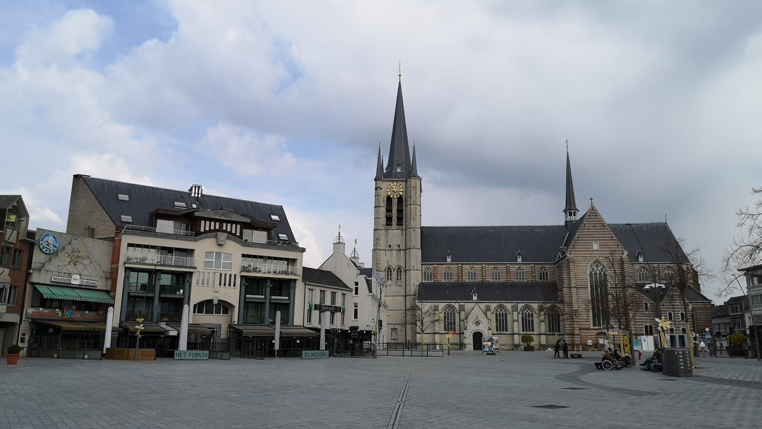 Stad Geel steekt straatverlichting weer aan: "Op vraag van horeca en ...