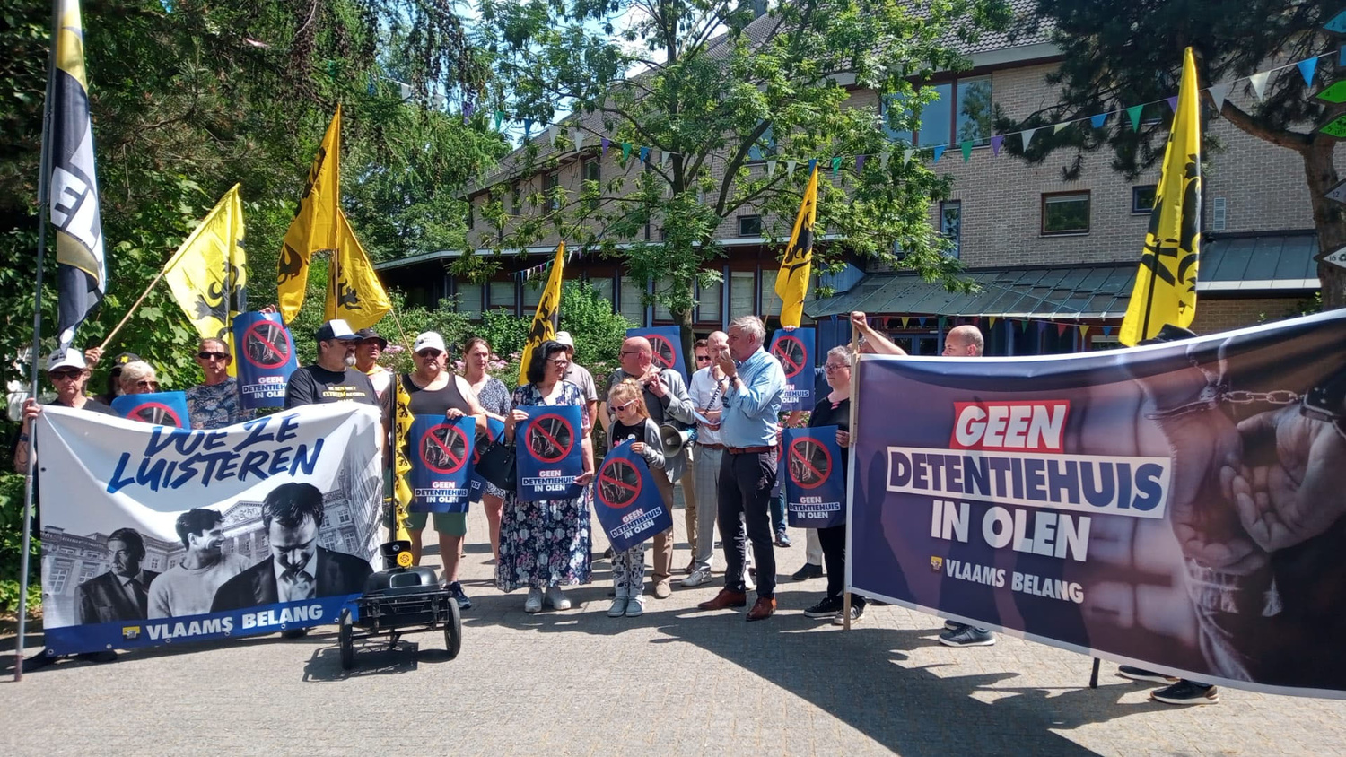Vlaams Belang voert actie aan toekomstig detentiehuis Olen | RTV