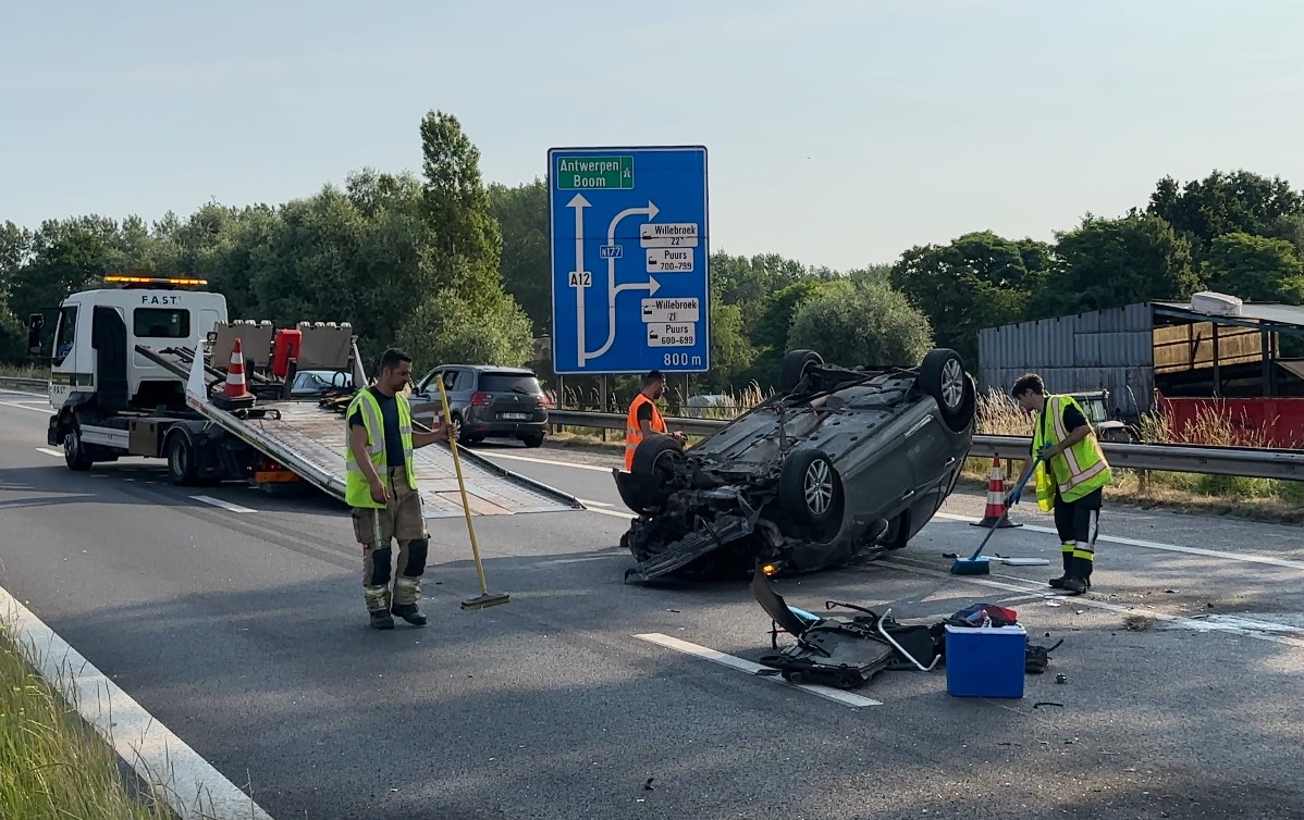 A12 volledig versperd na ongeval In Puurs: politie zoekt met helikopter ...