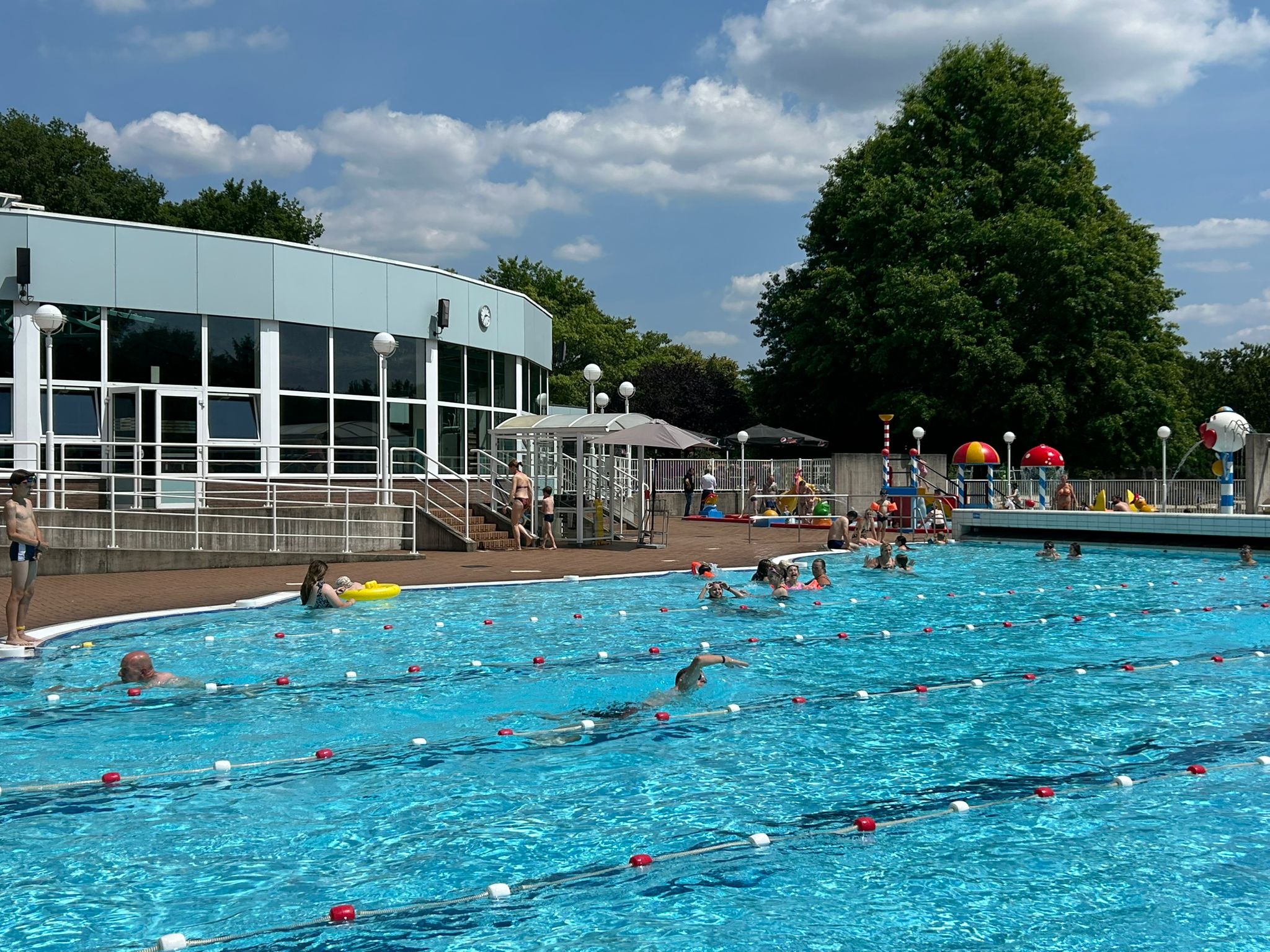 Bijna 30 graden: afkoelen in het openluchtzwembad van het Netepark in ...