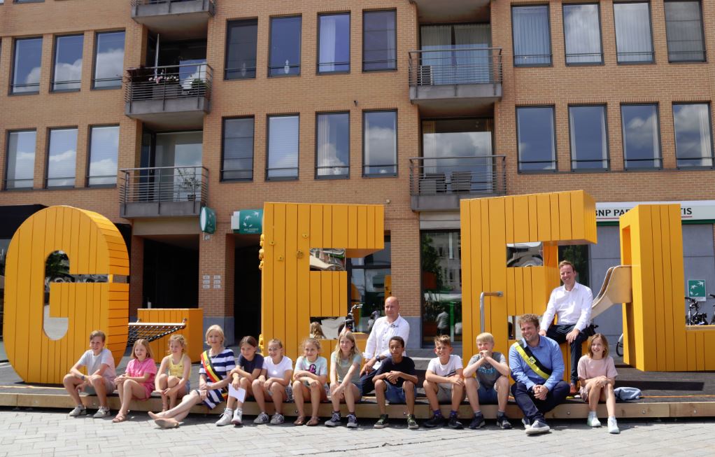 Gigantische letters geven wat kleur aan de Geelse markt | RTV