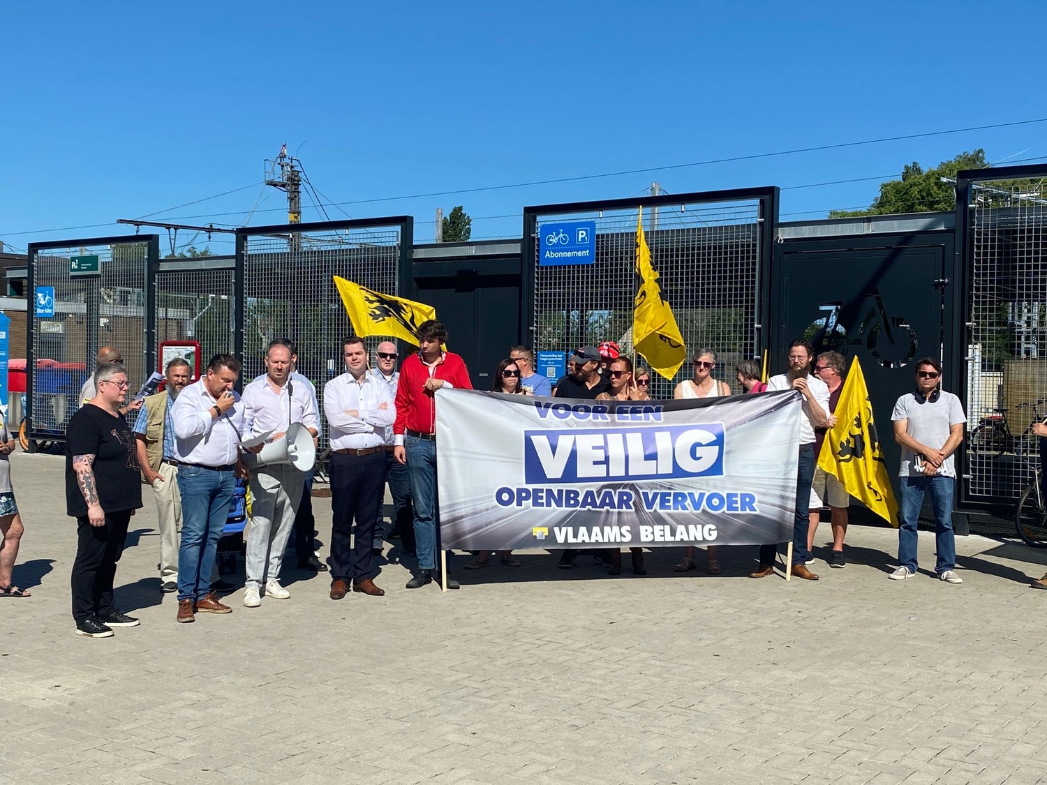 Vlaams Belang voert actie tegen geweld tegen buschauffeurs | RTV