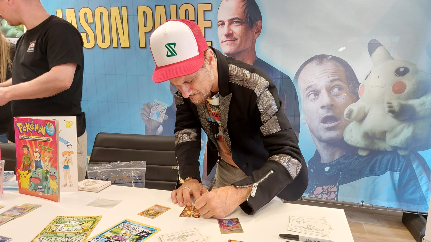 Zanger bekende themesong Pokémon op bezoek in Willebroek | RTV