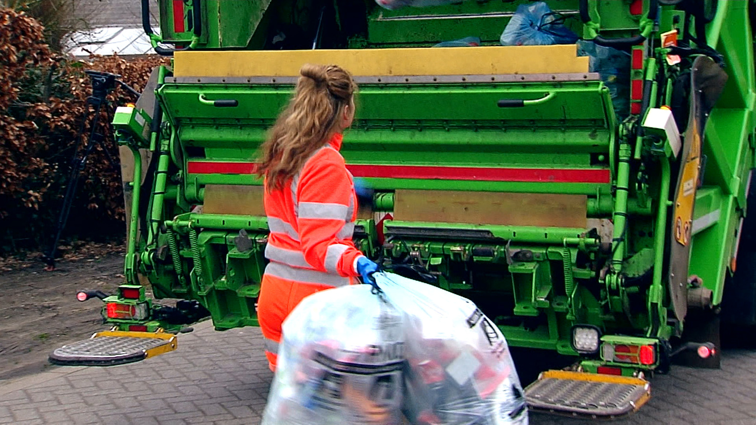 Afvalophalingen starten bij IOK in zomermaanden al vanaf 6u30 | RTV