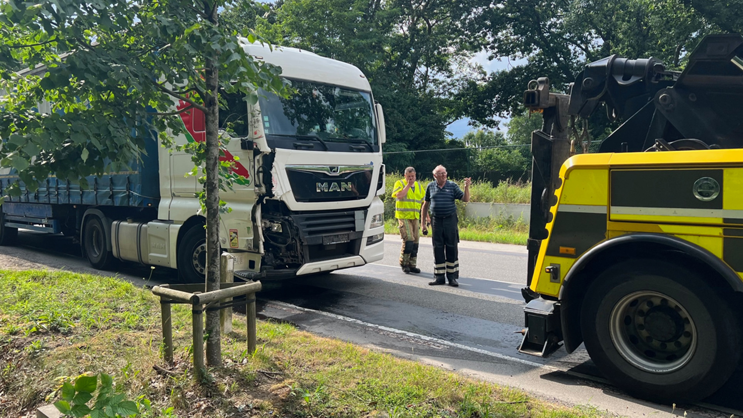 Ongeval met 2 vrachtwagens op N13 in Grobbendonk | RTV