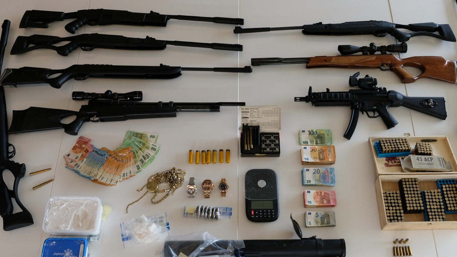 Politie Regio Turnhout doet inval op verschillende locaties: o.a. drugs, wapens en cash geld ...