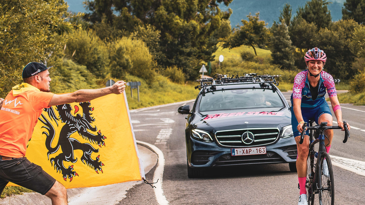 Puurse Goedele Adams is renners in de Tour elke dag een ritje voor | RTV