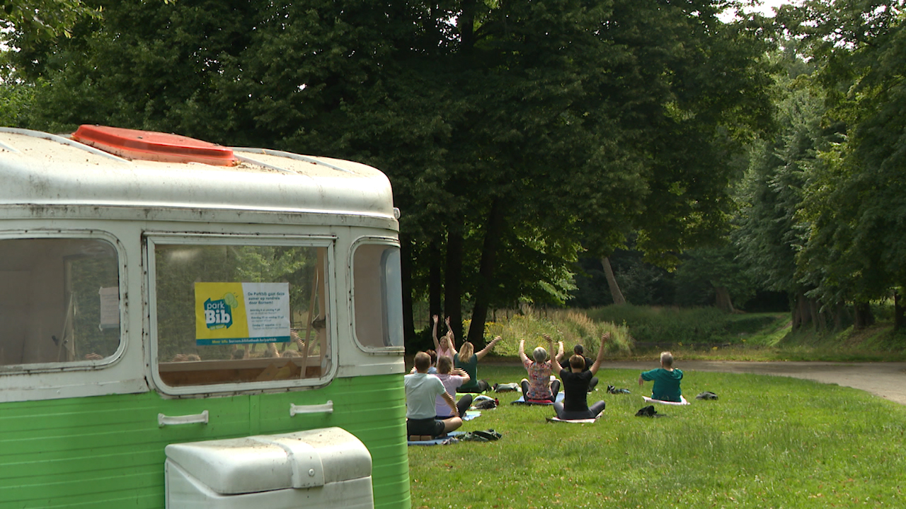 Bib van Bornem trekt door gemeente met boekencaravan | RTV