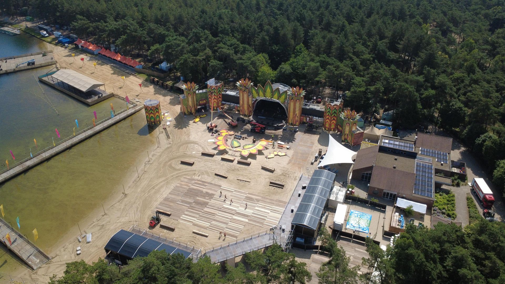 Lilse Bergen maakt zich op voor tropisch Sunrise Festival met Roxy ...