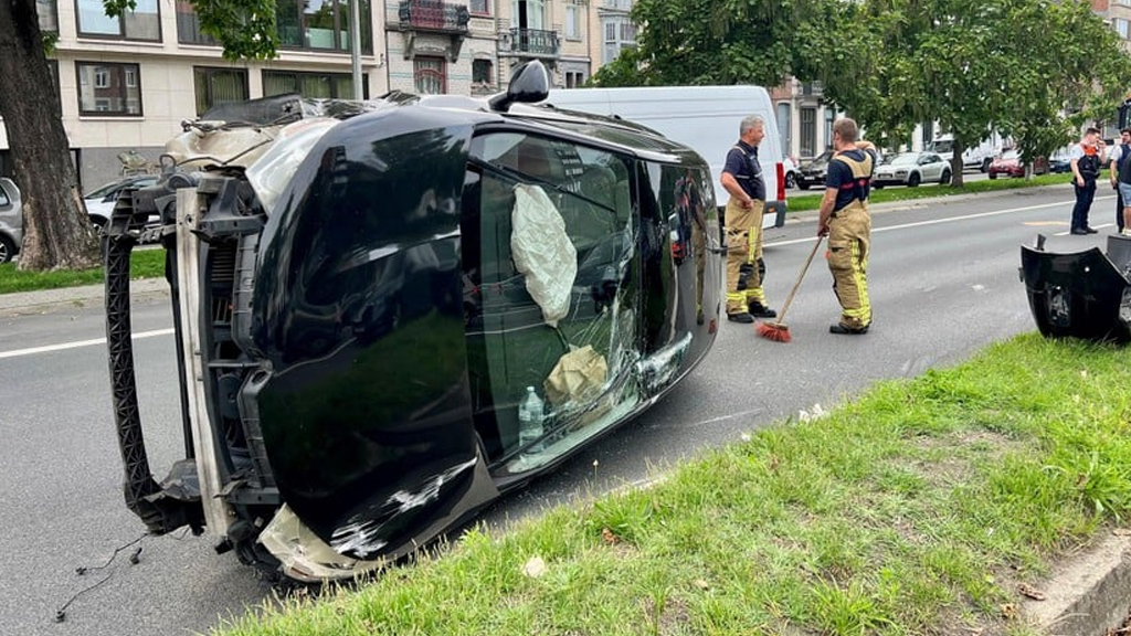 Auto belandt op zijkant op vesten in Mechelen | RTV
