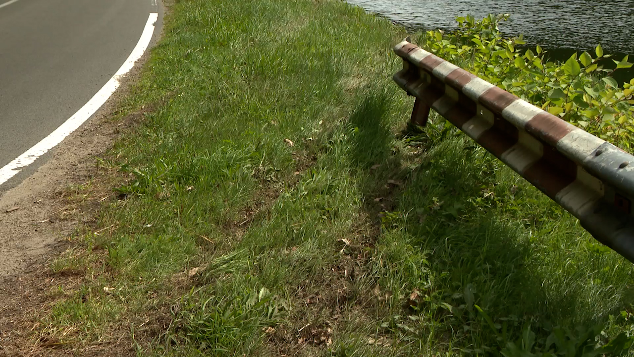 Bestuurster klimt op dak van drijvende auto na crash in kanaal | RTV