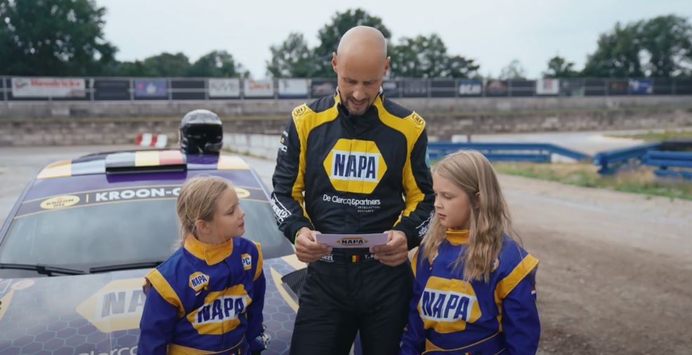 Tom Boonen samen met schattige tweelingdochters te zien in reclamespot ...