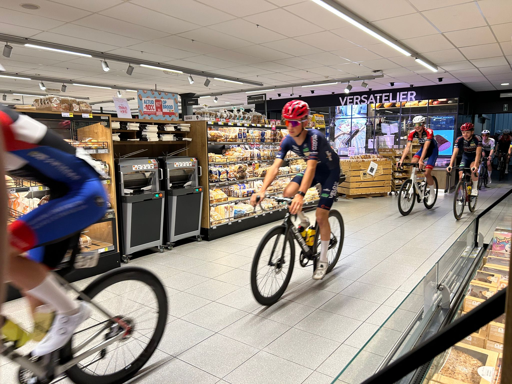 'In your face' Tour de France: renners kermiskoers starten in Delhaize ...