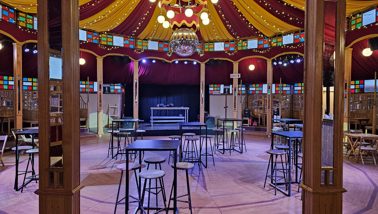 Spiegeltent voor winterse sfeer in Geel | RTV