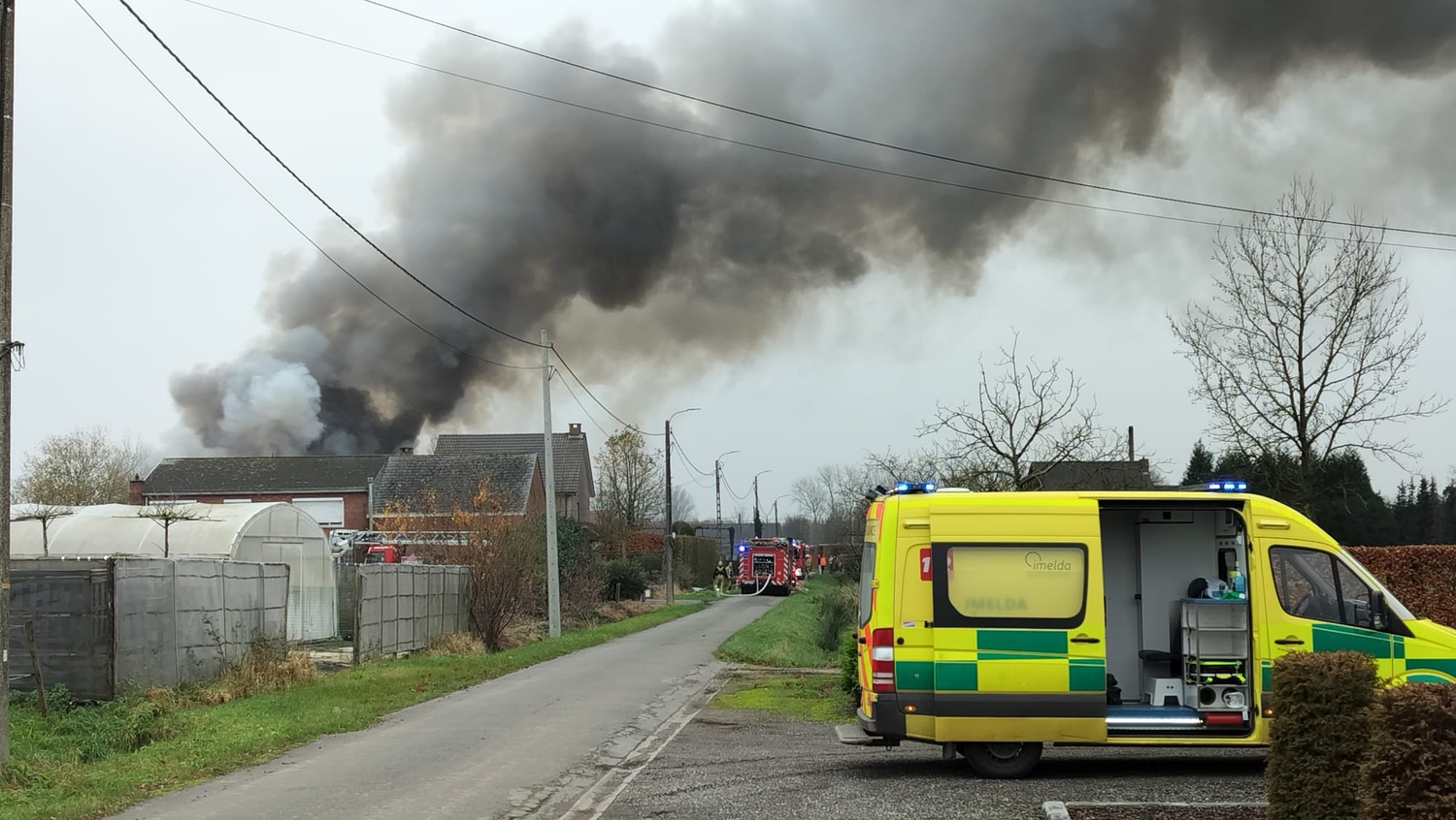 Zware brand in Putte veroorzaakt dikke rookpluim: één gewonde | RTV