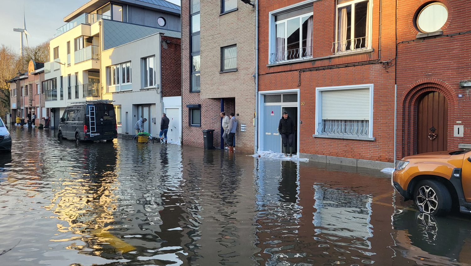 Wateroverlast in huizen en straten Klein-Willebroek | RTV
