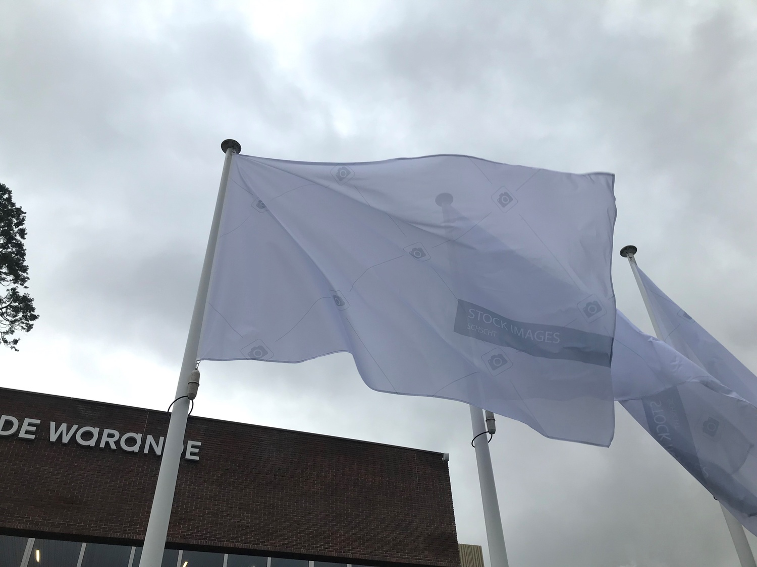 Witte vlag met watermerk als symbool voor onbereikbare vrede | RTV
