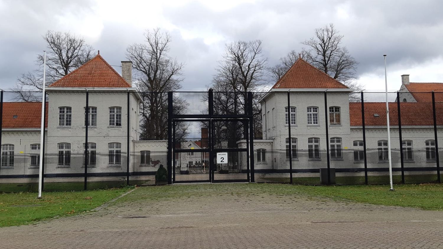 Pakjesgooier aan gevangenis van Wortel krijgt zware werkstraf | RTV