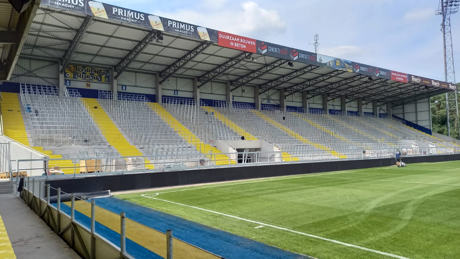 Nieuwe sfeertribune De West van Westerlo is klaar voor nieuwe seizoen | RTV