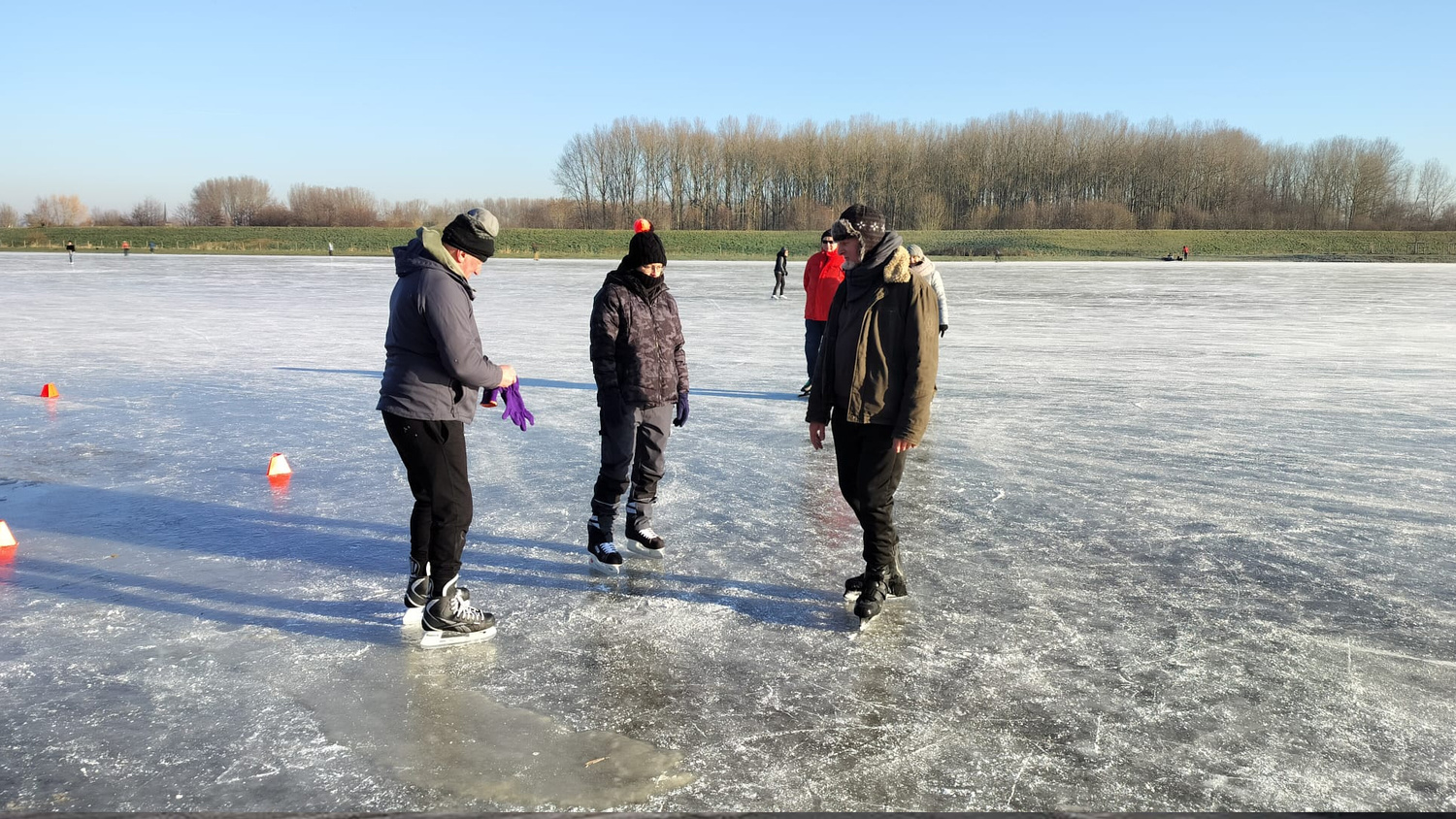 Schaatsers enthousiast over natuurijs op Bleukensweide in Leest | RTV