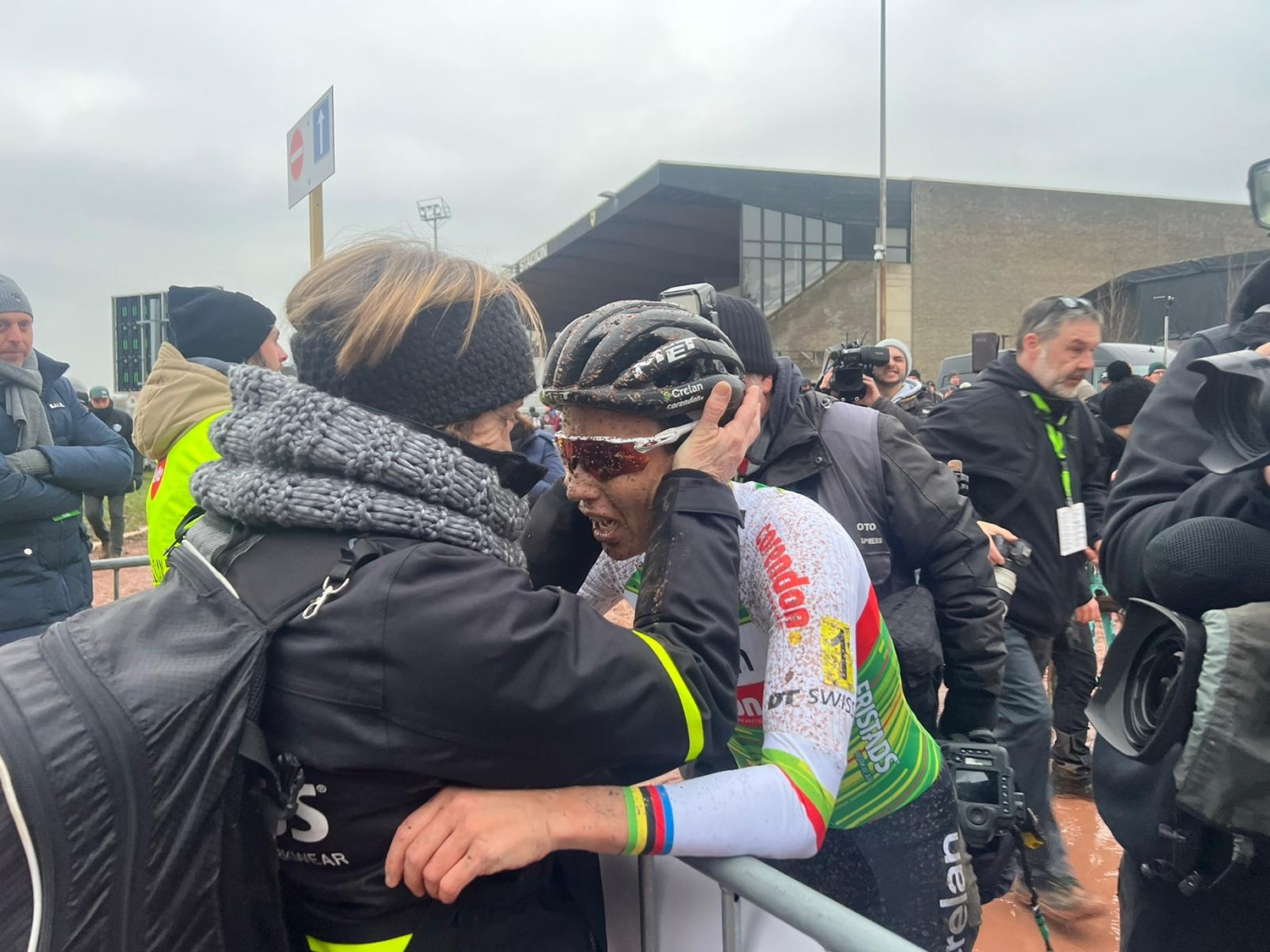Sanne Cant pakt 15de titel op een rij in veldrijden | RTV