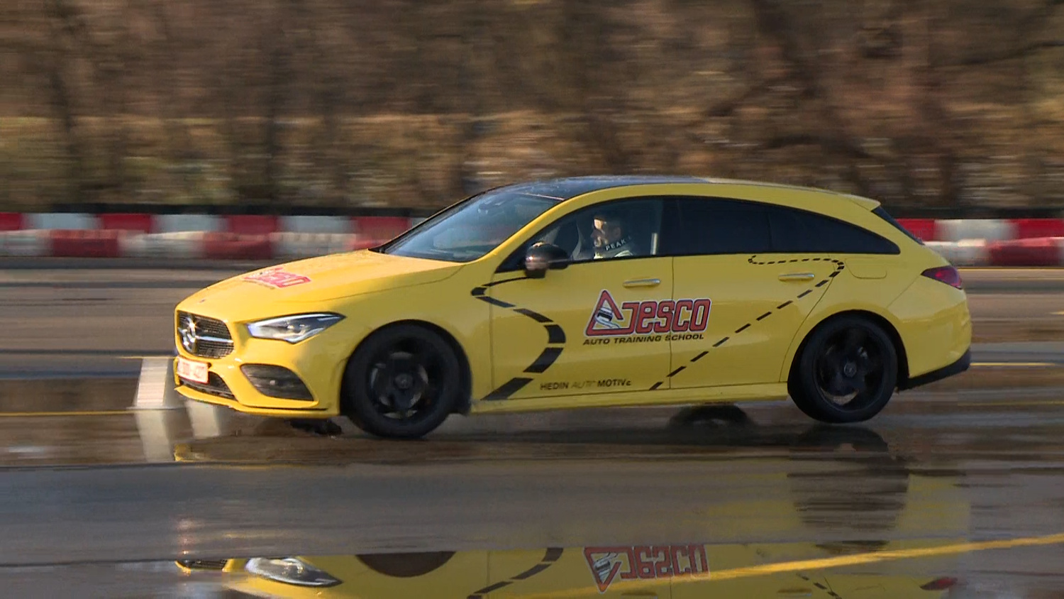 Wat moet je doen als je auto op een gladde weg begint te slippen? | RTV