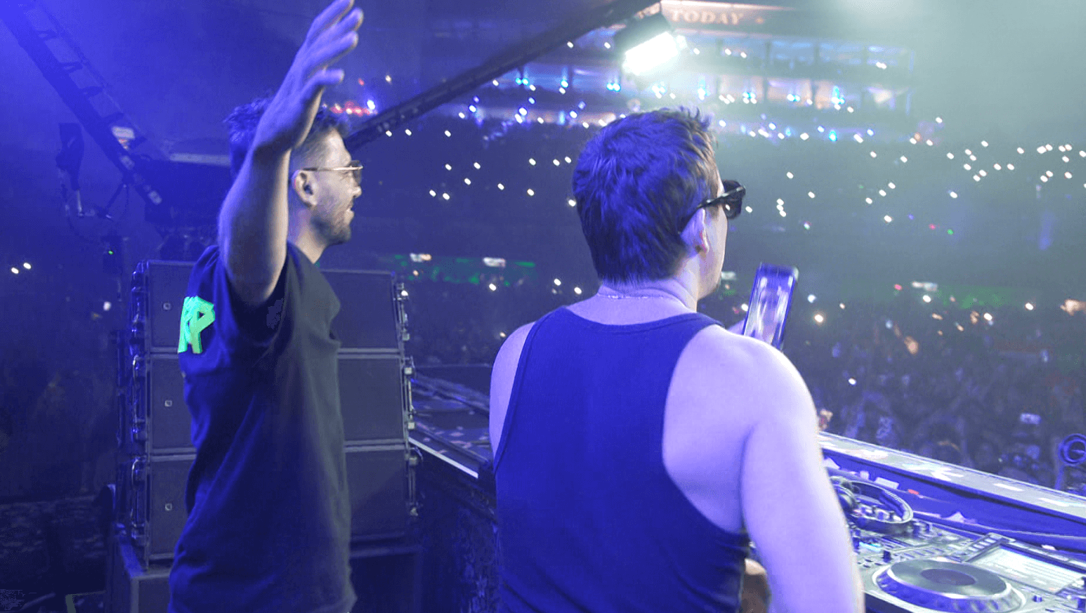 Dimitri Vegas & Like Mike treden op in achtertuin op noodpodium ...