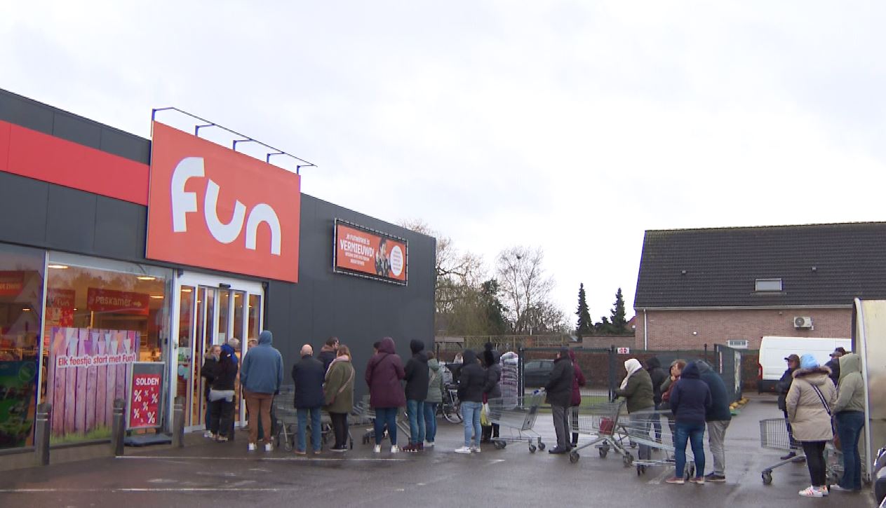 VIDEO: Lange rij aan Fun-winkel in Mechelen | RTV