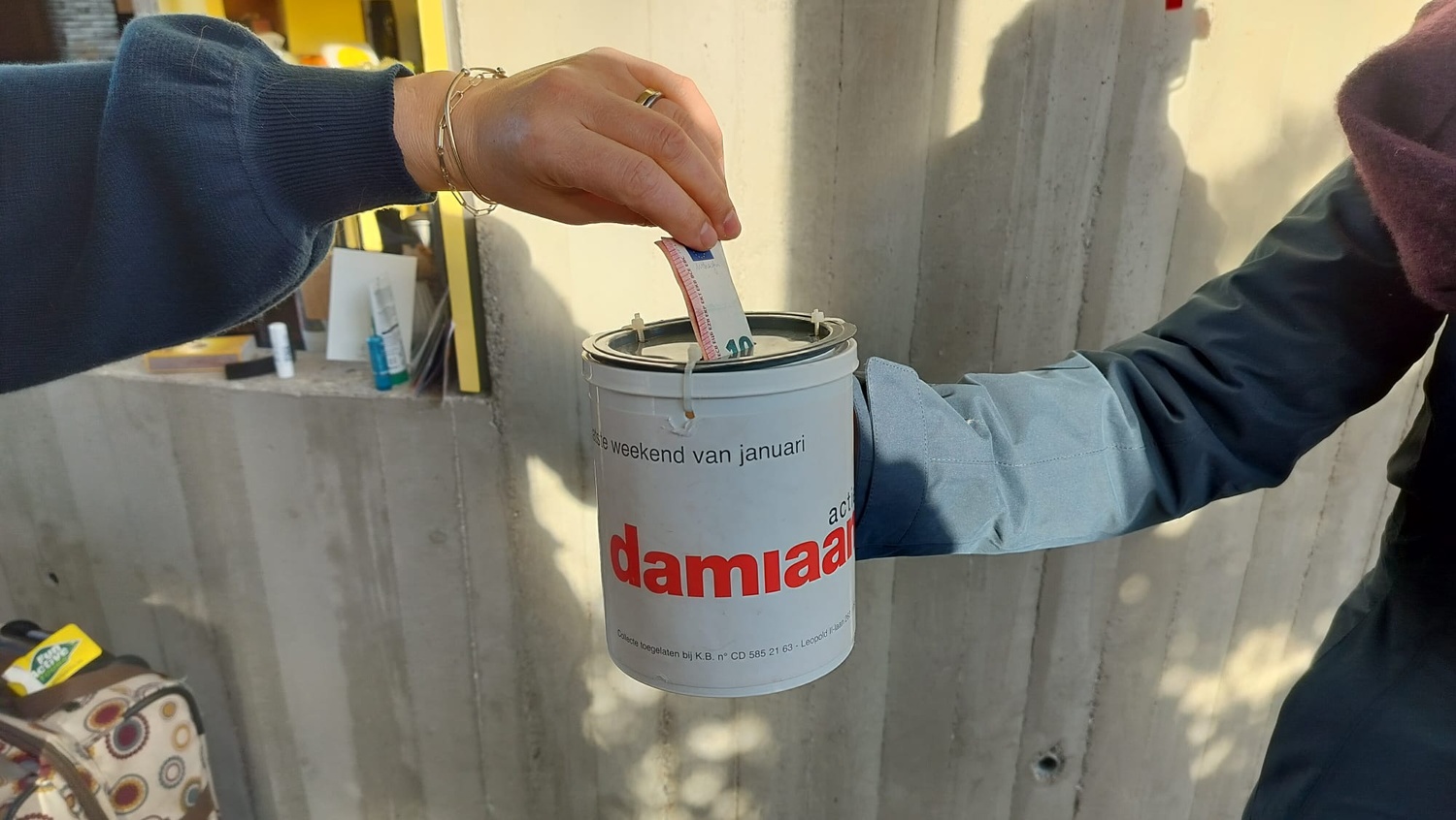 Vrijwilligers gaan van deur tot deur in Muizen voor Damiaanactie | RTV