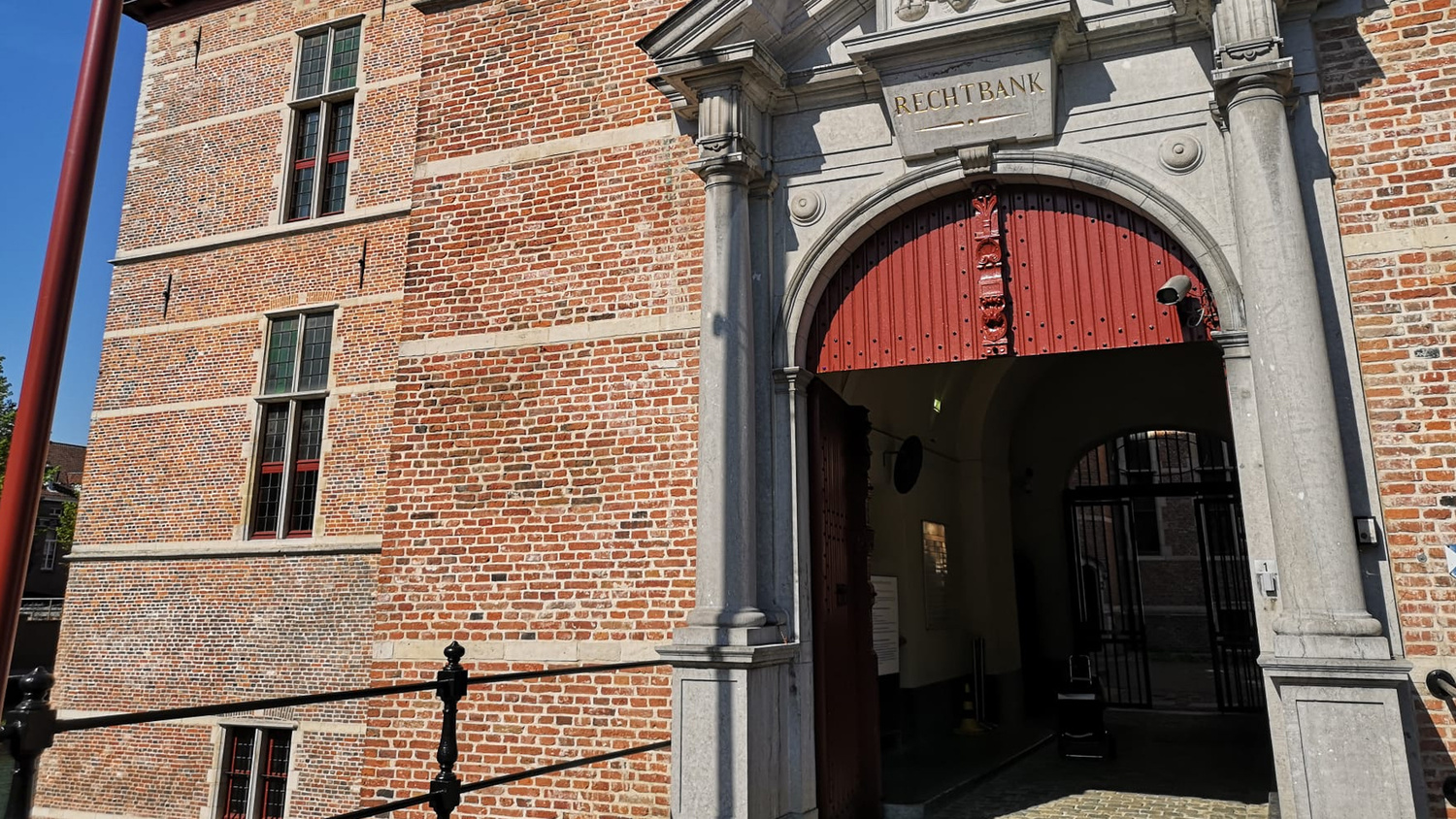 Man voor de rechter na sturen van naaktfoto naar 8-jarig meisje | RTV