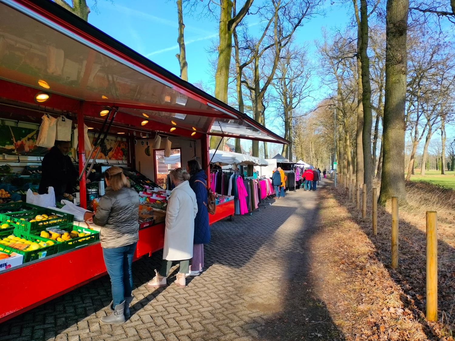 Gezellige drukte op eerste wekelijkse markt in Merksplas Kolonie | RTV