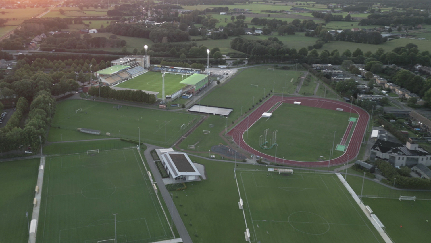 Buurtbewoners en supporters kritisch over plannen voor De Leunen | RTV