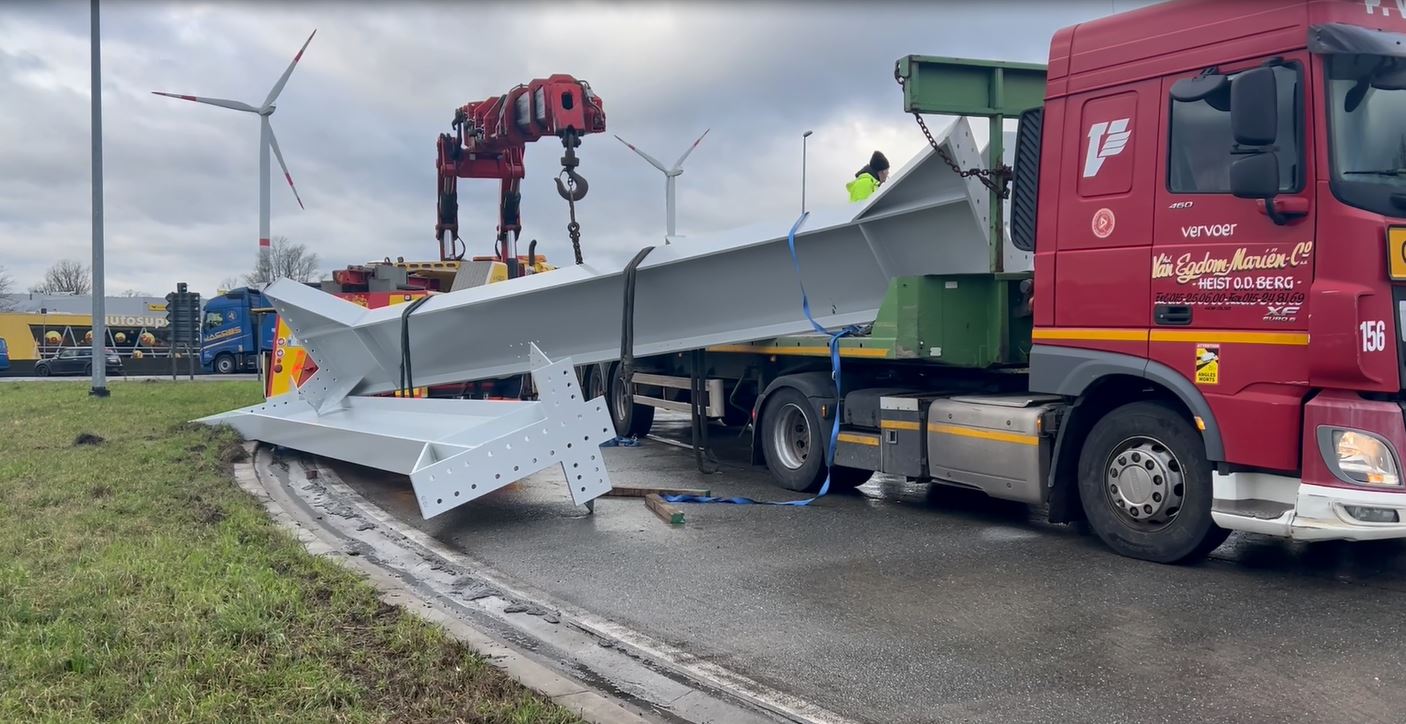 VIDEO: Verkeershinder door ladingverlies aan afrit Geel-West | RTV