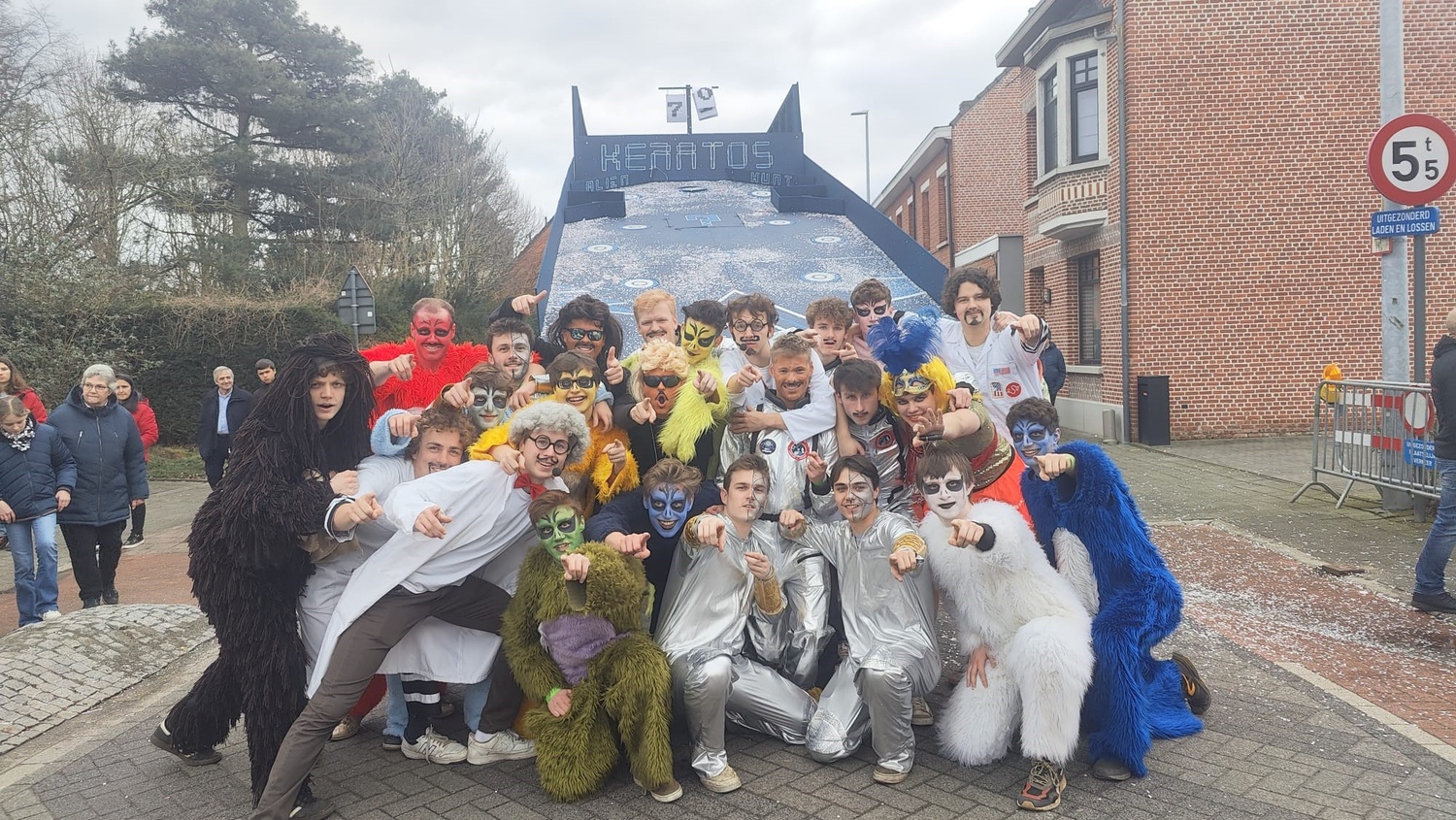 Peer Stoet overschouwt zijn troepen en ziet dat het goed is | RTV