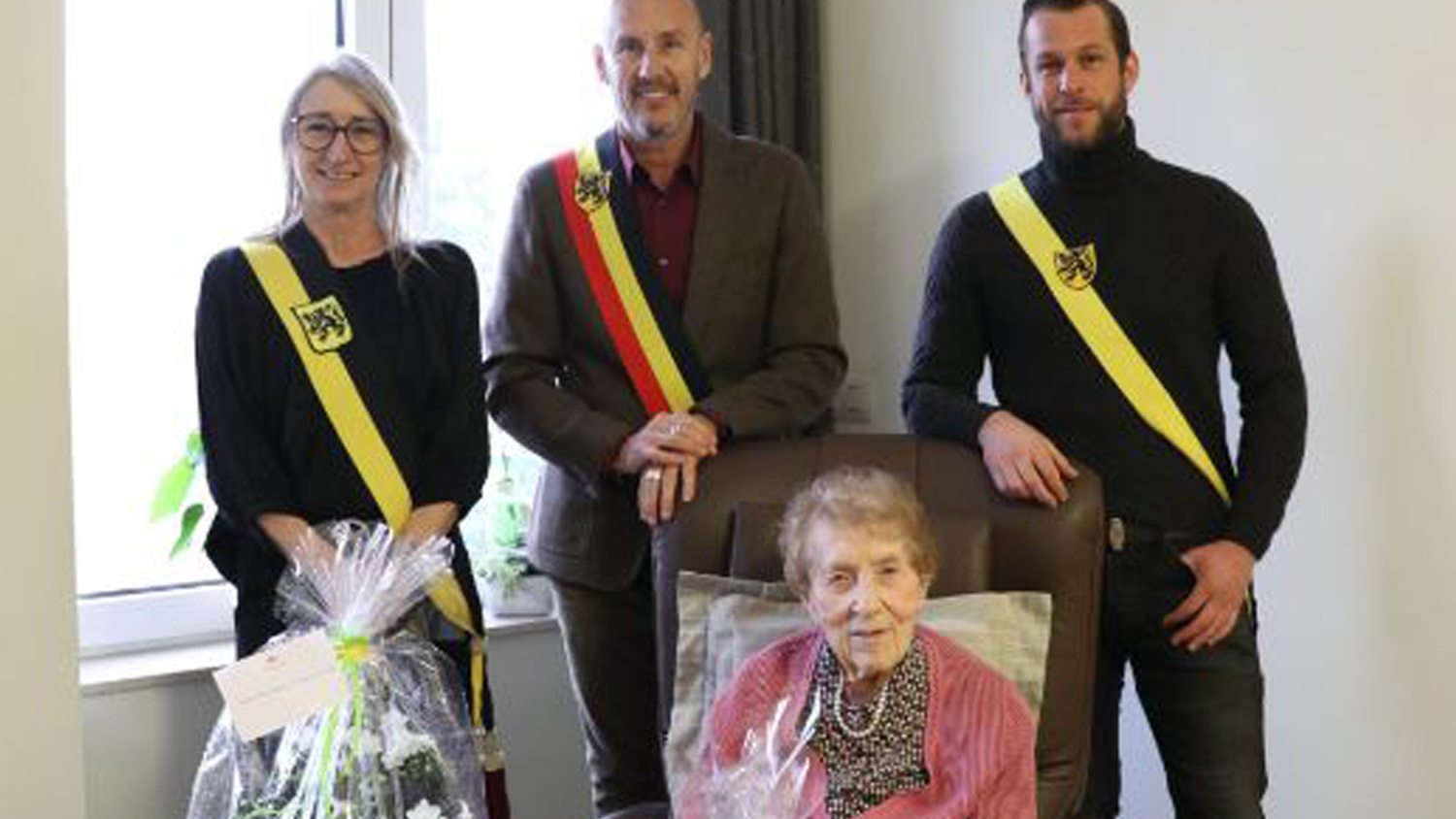 Julia is met haar 104 jaar oudste inwoner van Putte | RTV