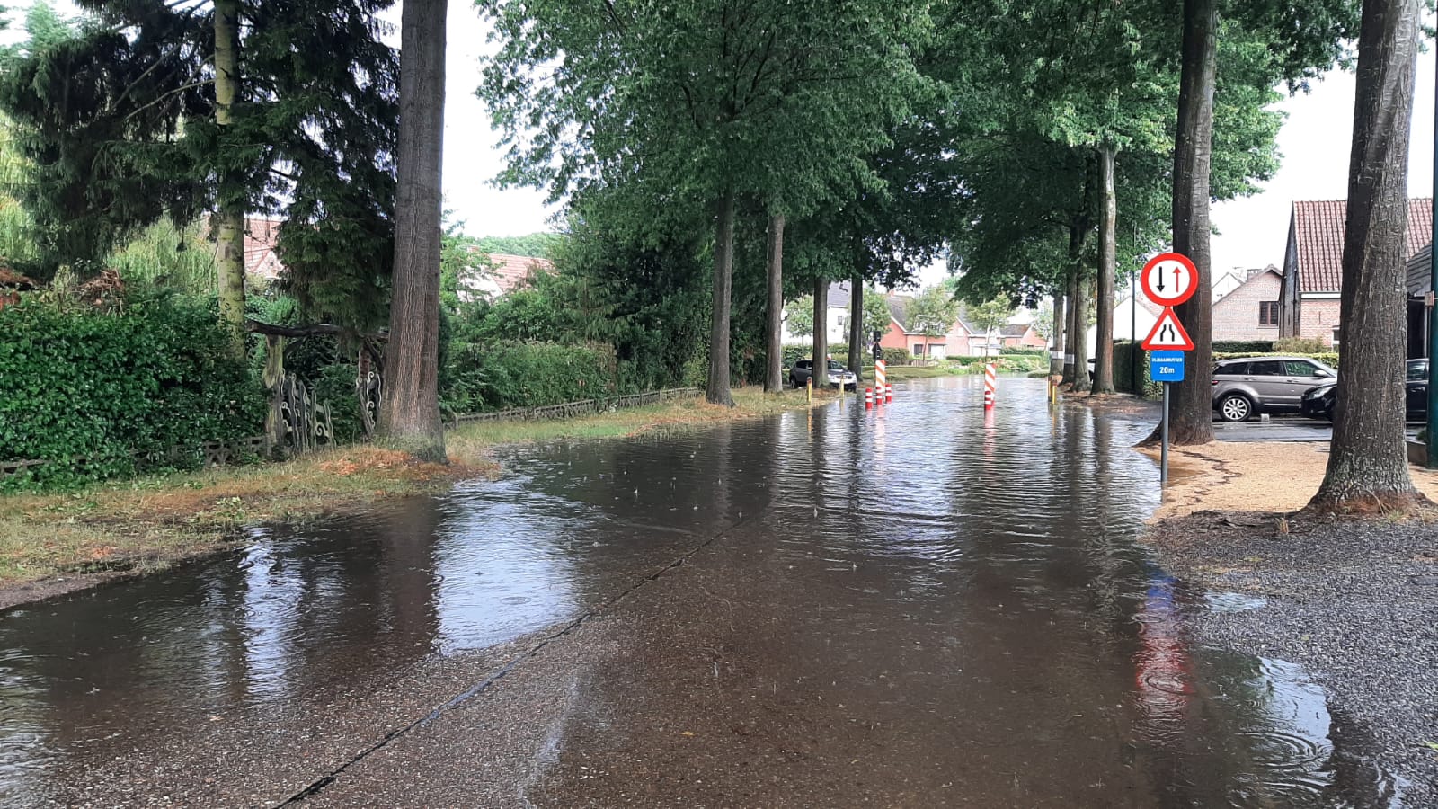Felle regenbuien zetten straten blank vooral in Grobbendonk ...