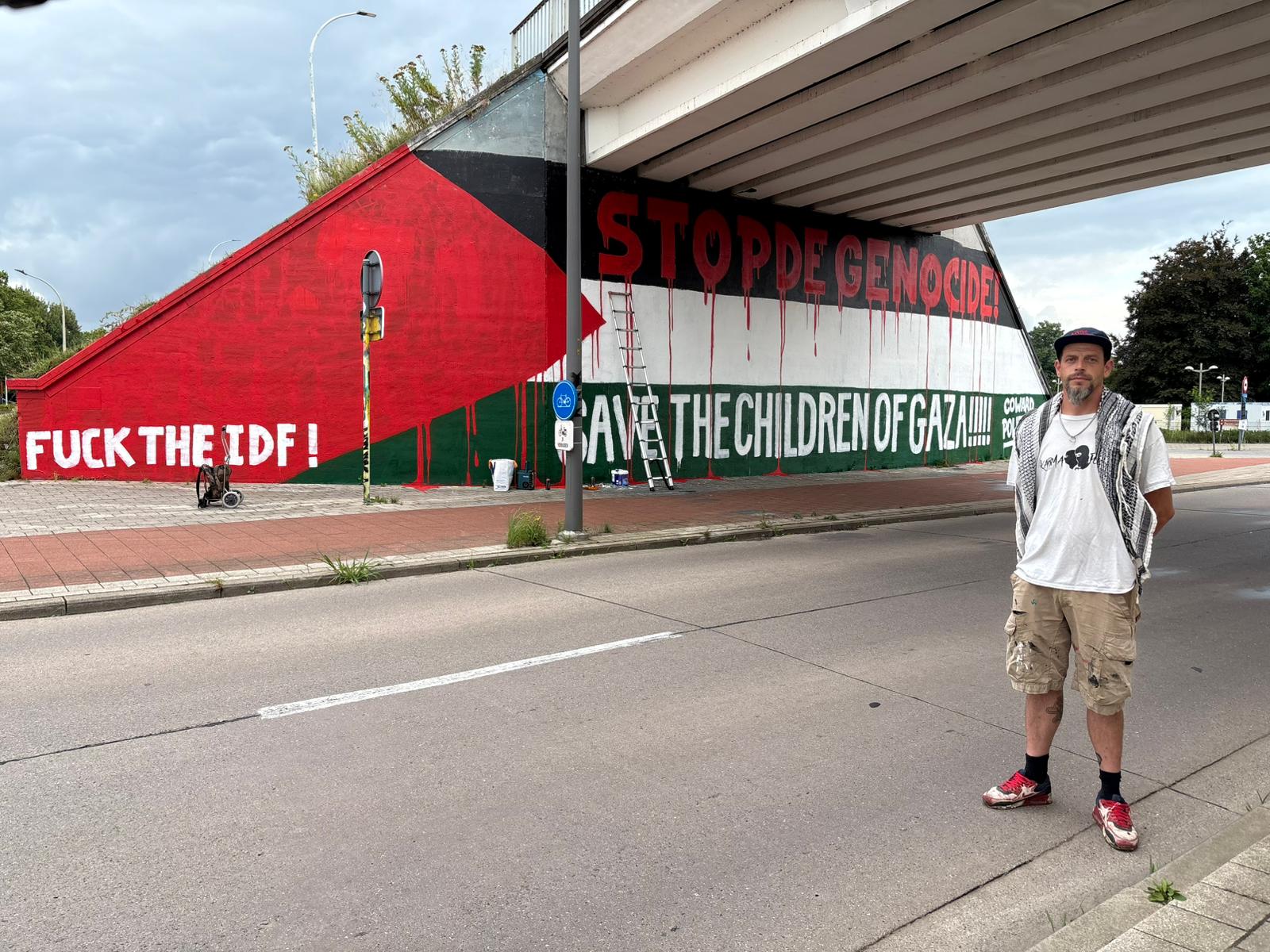 'Stop de genocide': Duffelaar Koen tekent duidelijke graffitiboodschap ...
