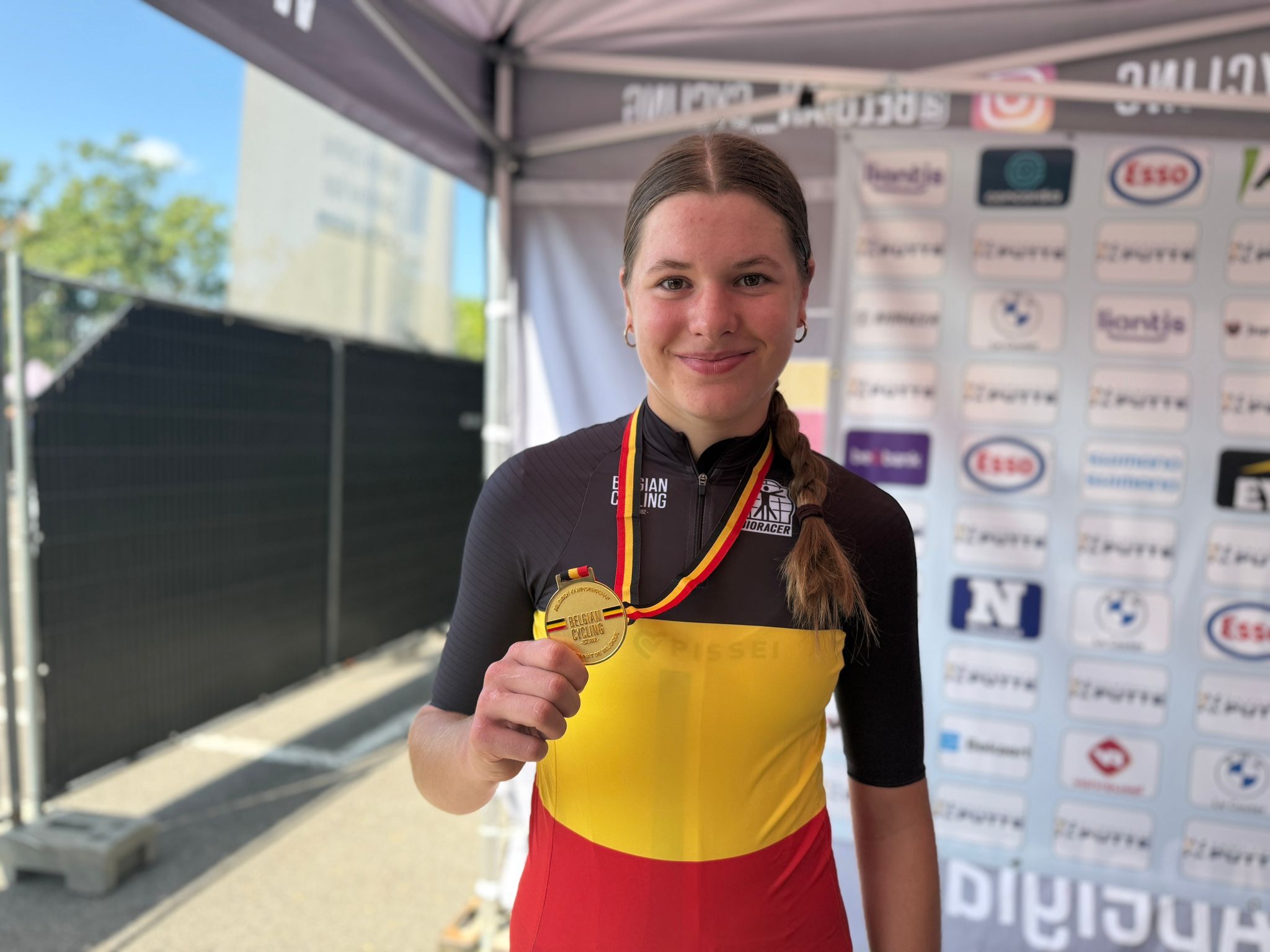 Jana Gevers pakt Belgische titel wielrennen bij nieuwelingen in Putte | RTV