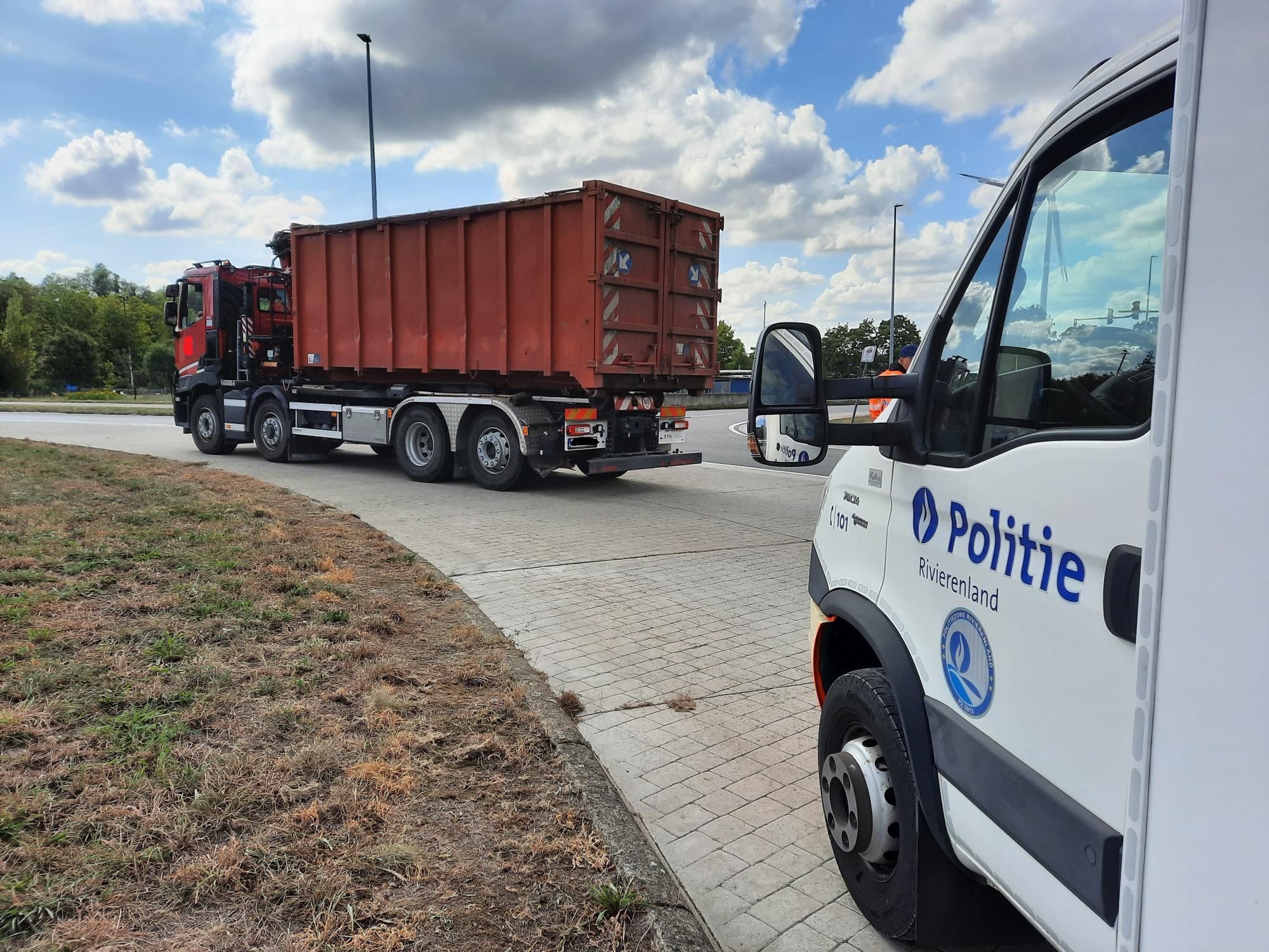 7 chauffeurs van zwaar vrachtverkeer lopen tegen de lamp bij ...