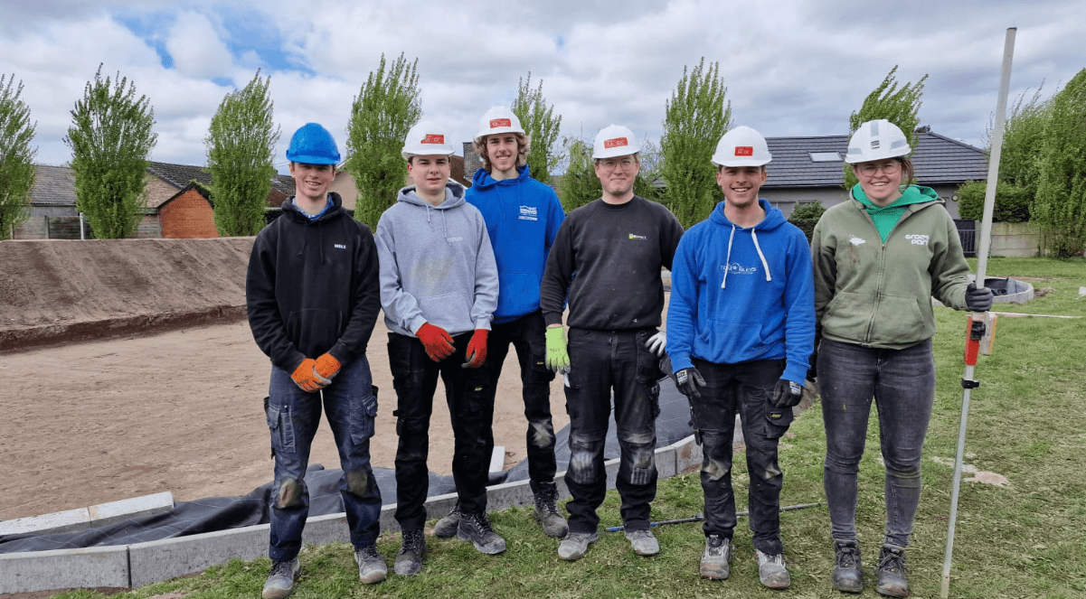 Studenten Thomas More bouwen speeltuin in Oosterwijk | RTV