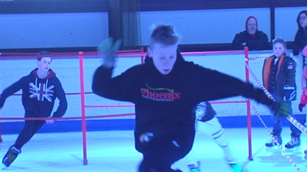 Spectaculaire stunts tijdens iceskatingevent in Heist | RTV