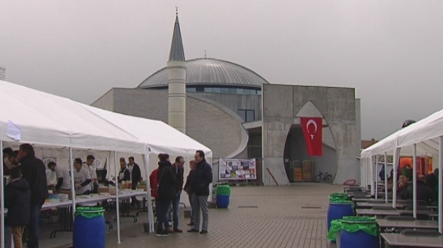 Eerste Turkse eetfestijn voor Lierenaars bij nieuwe moskee | RTV