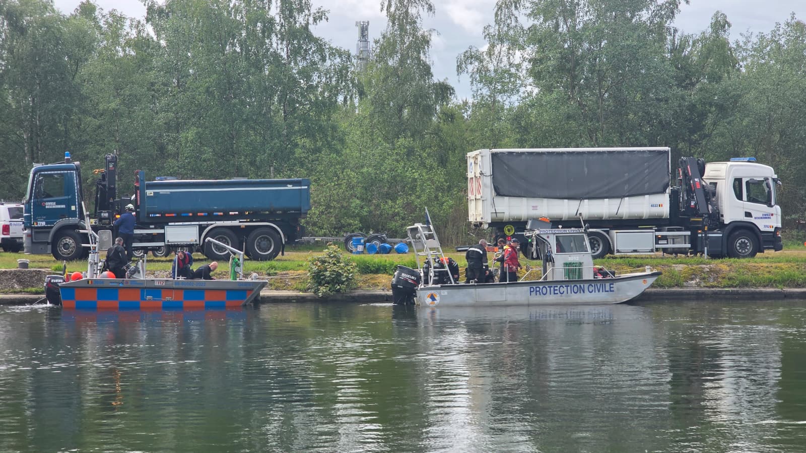 Civiele bescherming vist 20-tal vaten op uit Kempens kanaal in Sint ...