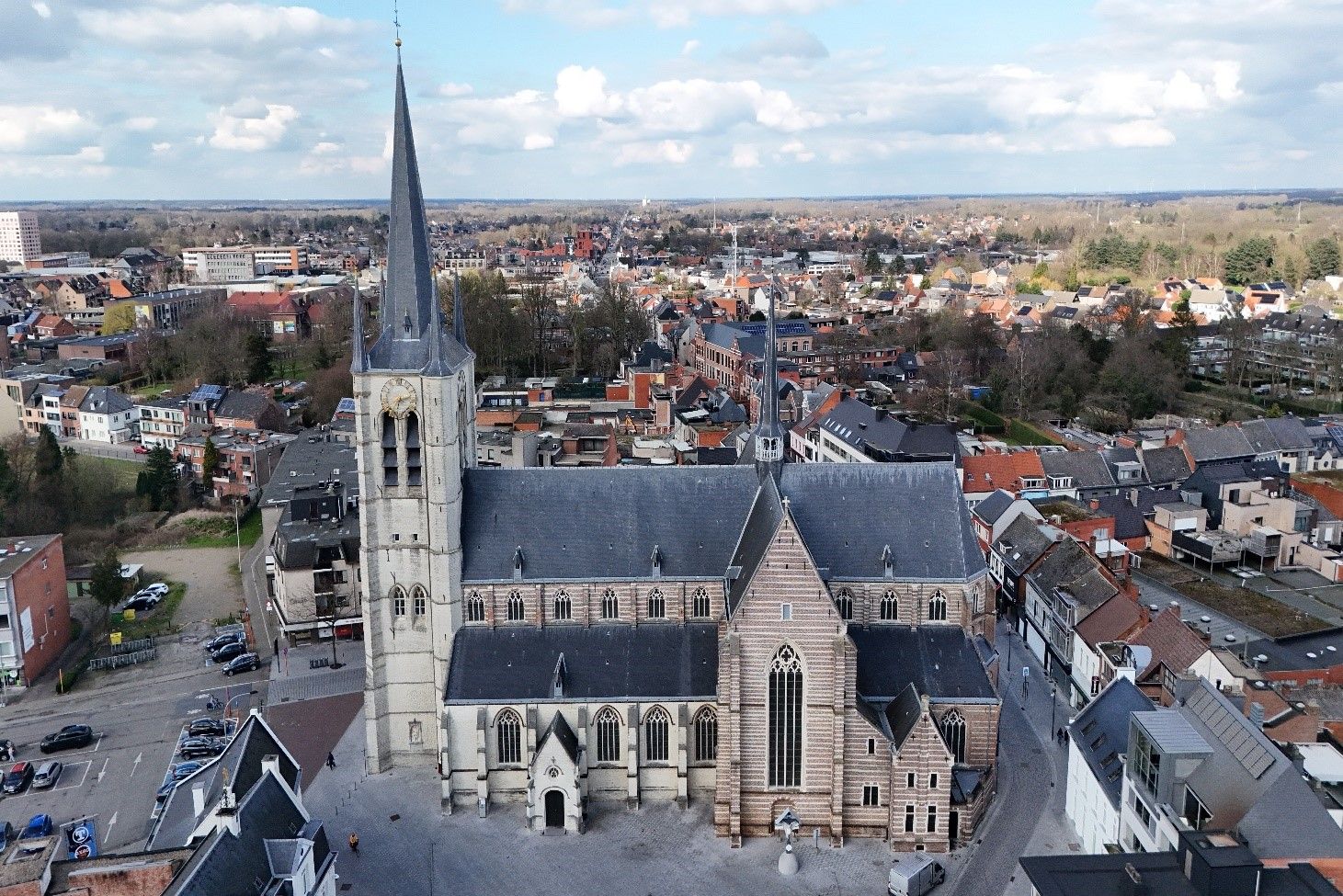Iconische vieringtoren Sint-Amandskerk Geel krijgt opknapbeurt | RTV