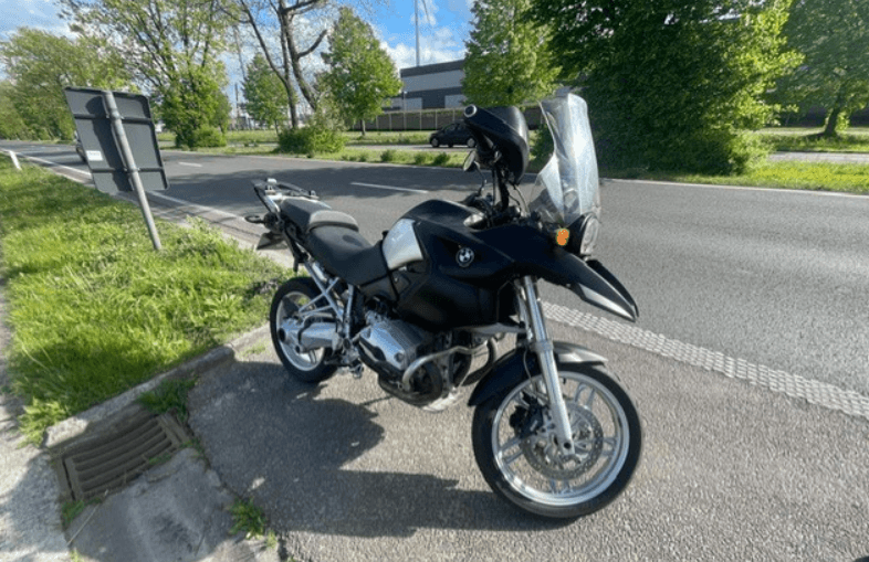 Motorfietser met levenslang rijverbod neemt de vlucht in Bornem | RTV
