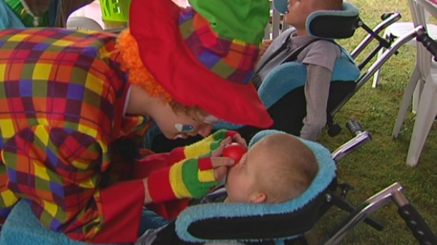 Kenneth uit Geel organiseert droomverjaardagsfeest voor broer en zus | RTV