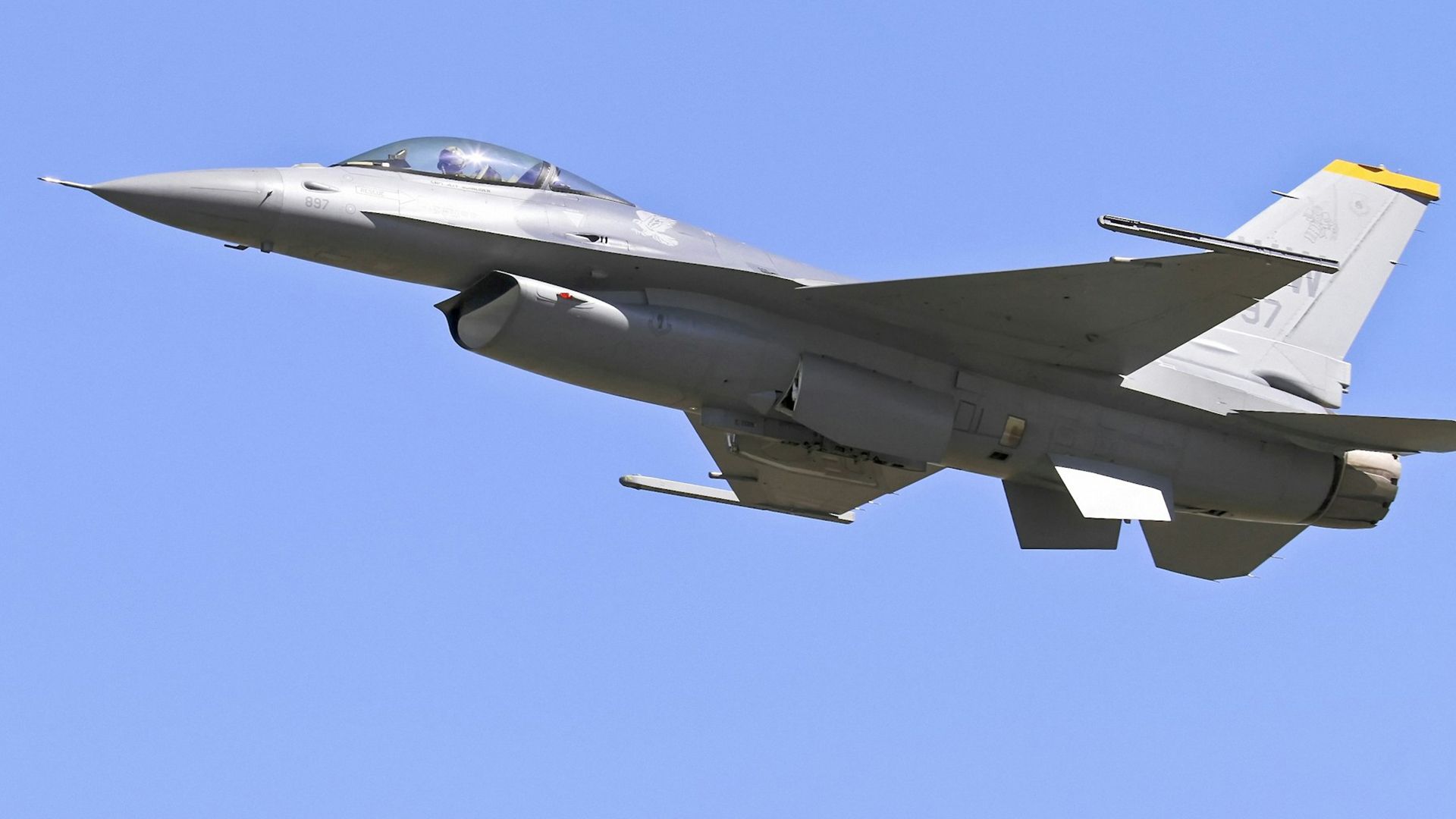 Kempen opgeschrikt door luide knal: F16 vliegt door geluidsmuur | RTV