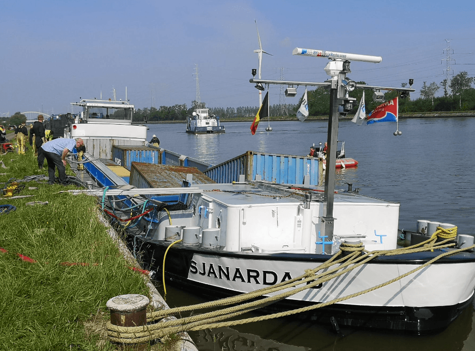 Binnenschip met containers dreigt te zinken op Albertkanaal | RTV